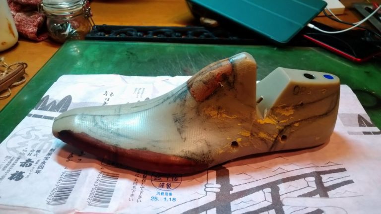『紳士靴を仕立てる』で靴を作る！透明シートを使わない木型の写し方 | Make Shoes Yourself